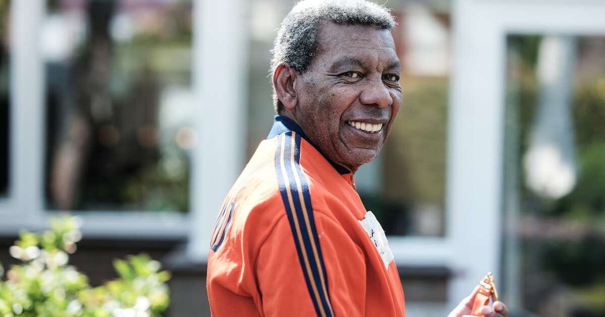 Hoe topsprin­ter Raymond (74) met ‘Black is Beautiful’ Nelson Mandela ...