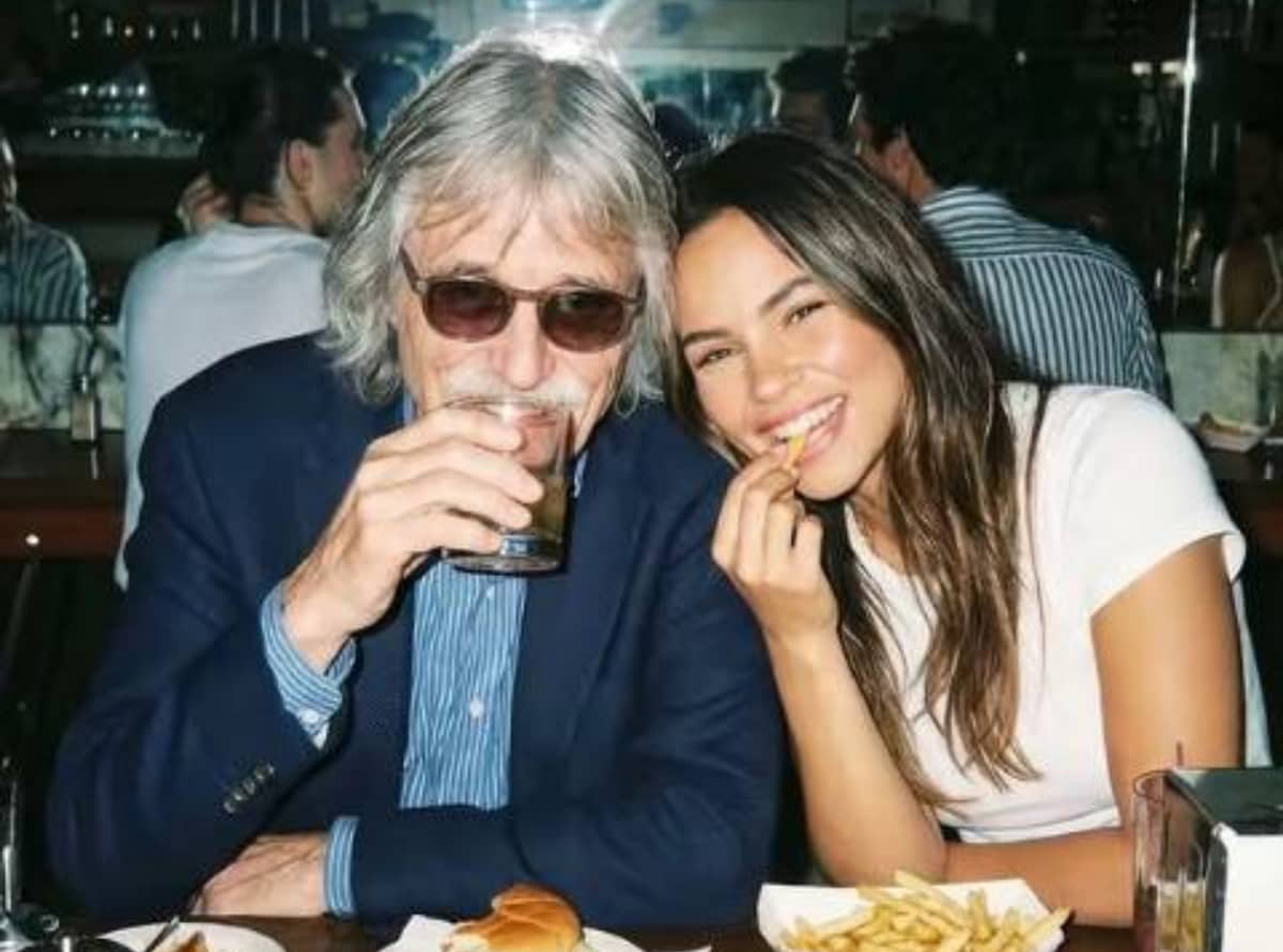Johan Derksen grapt over AI-liefdesfoto’s met Monica Geuze: ‘Was het ...