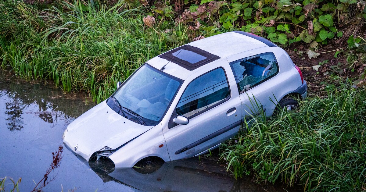 Auto ‘botst tegen brugreling’ en rijdt het water in | 112 nieuws ...