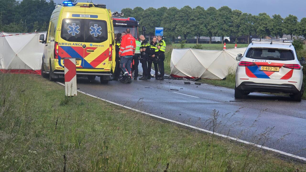 Auto’s botsen frontaal op elkaar: twee mannen (27 en 69) overleven crash niet | Foto ...