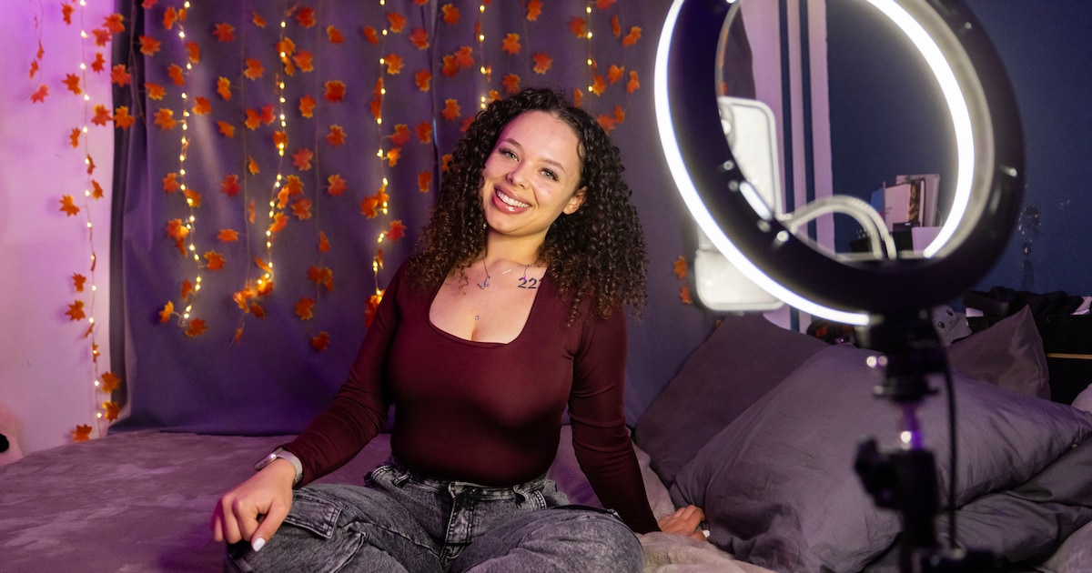 Emily (21) runt OnlyFans-account vanuit slaapkamer: 'Aan naakt hangt ...