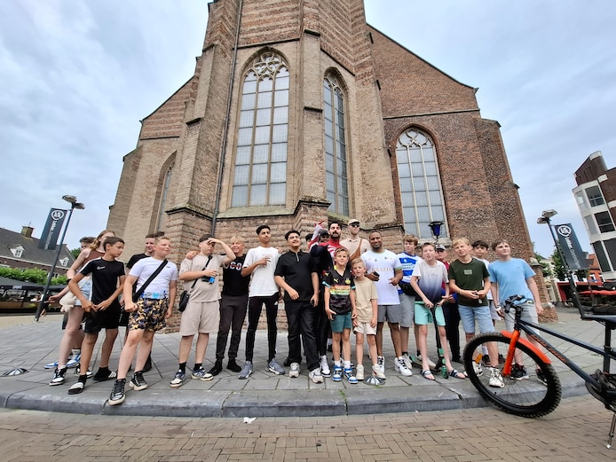TikTok-fenomeen Spider Ali wandelt door Doetinchem: ‘Wat een aardige ...