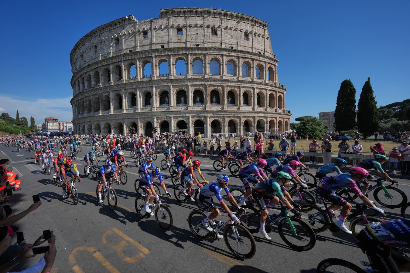 Dylan Groenewegen komt tekort en ziet Jonathan Milan juichen in Rome ...