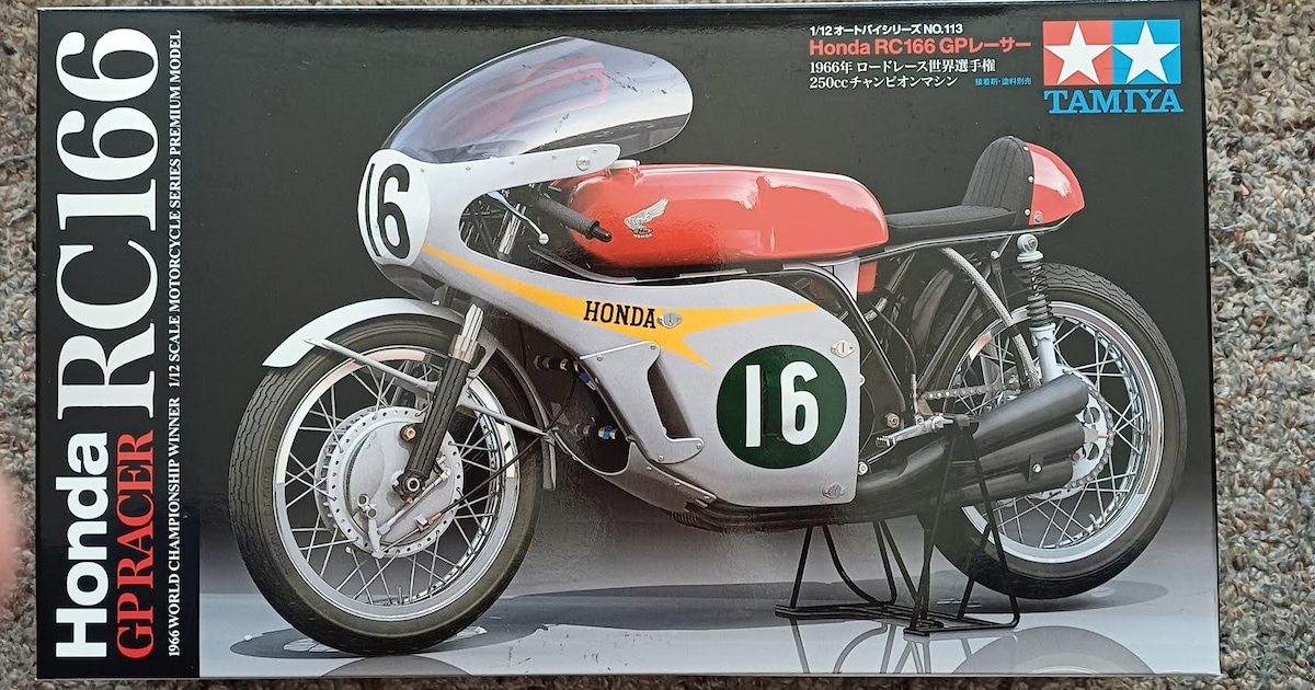 Hulp gezocht bij bouwpakket van een Honda RC166 GP racer en kopje van ...