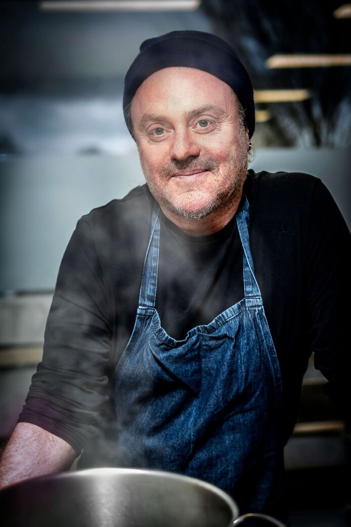 Wie nooit heeft leren koken krijgt hulp van John Carrie: een muzikale ...