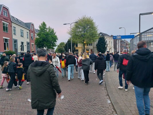 Go Ahead Eagles-spits Victor Edvardsen toont spandoek met Wouter Goes ...