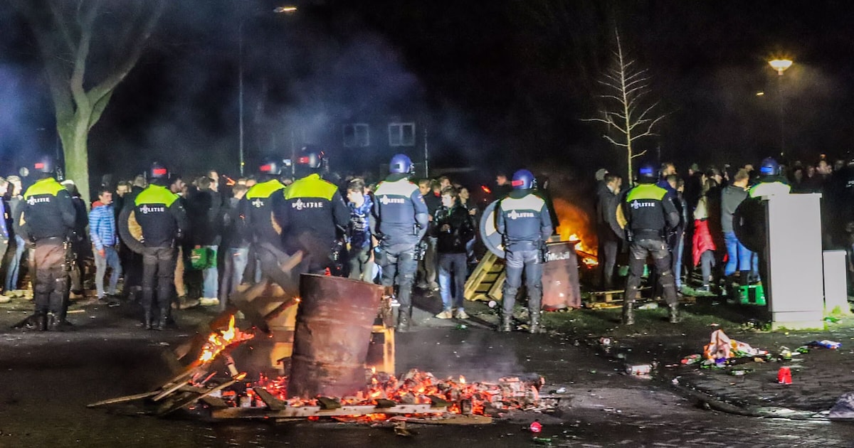 Grote groep jongeren keert zich tegen politie in Achterberg en gooit ...