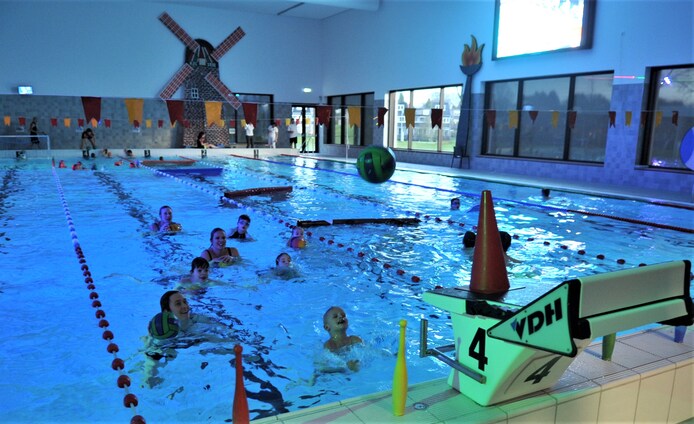 Grote tegenvaller voor zwemmers in Renkum: tegels knappen weer, zwembad ...