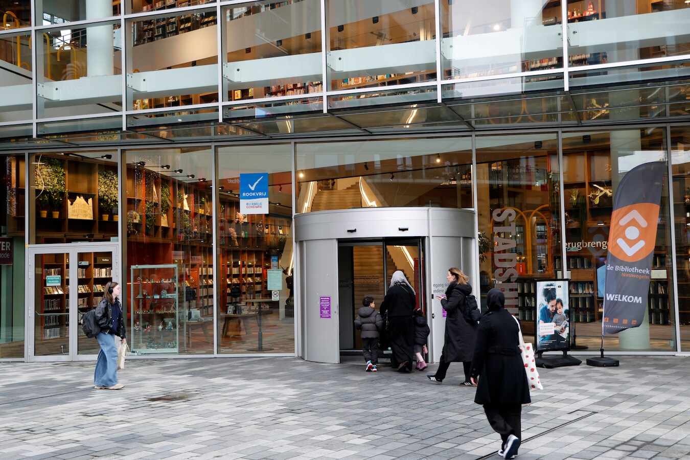 Zo werd kille hal Nieuwegeins stadhuis omgetoverd tot warme huiskamer ...