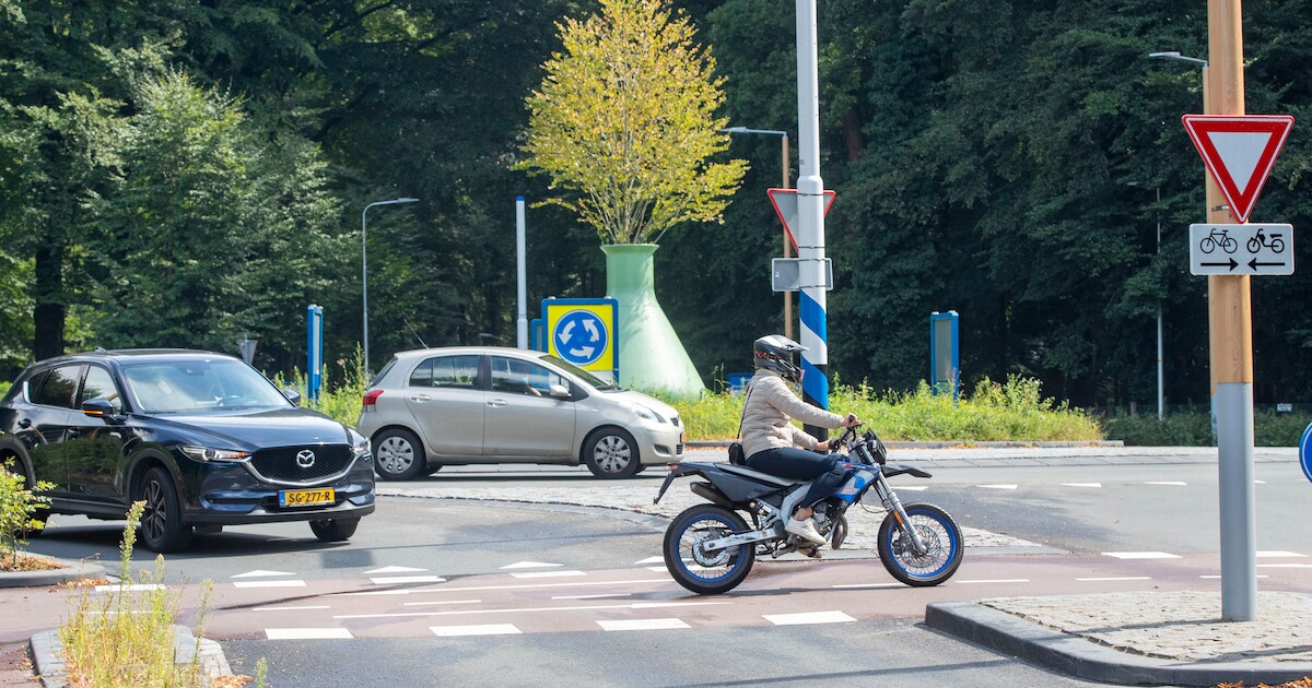 Op nieuwe rotonde hebben fietsers voorrang, maar die krijgen ze niet ...