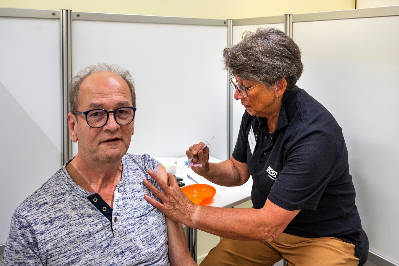 Drukte bij de coronaprikpost: ‘Ik hoor mijn overleden man zeggen: Bauk ...