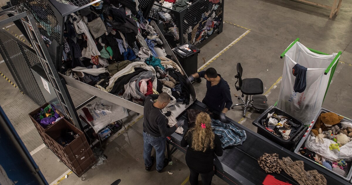 Tussen de 10.000 kilo oude kleding zit 15 procent vuilnis, maar óók 15 procent dat zo de ...