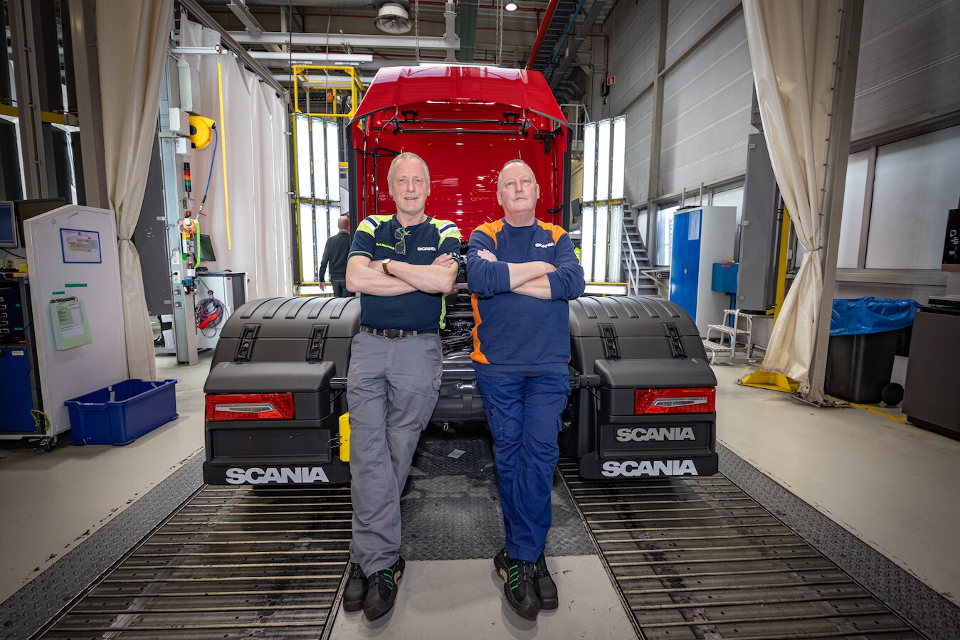 Tweelingbroers werken 40 jaar bij Scania: ‘Zelfs collega’s zijn er nog ...