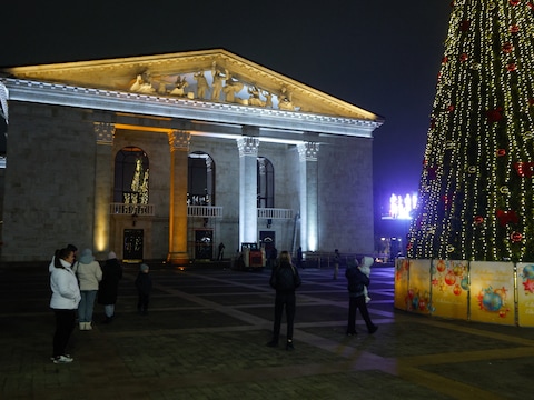 Russen heropenen trots het theater in Marioepol: ‘Zingen en dansen op ...