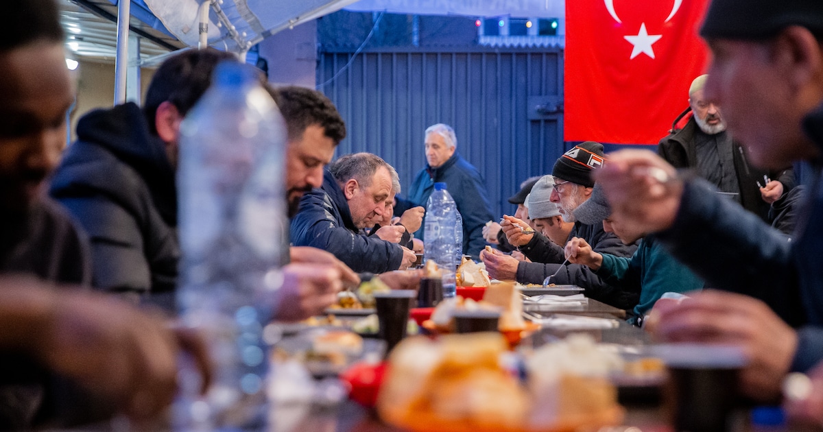 Iftar met wel 300 eters, veel meer mensen vinden deze ramadan weg naar ...