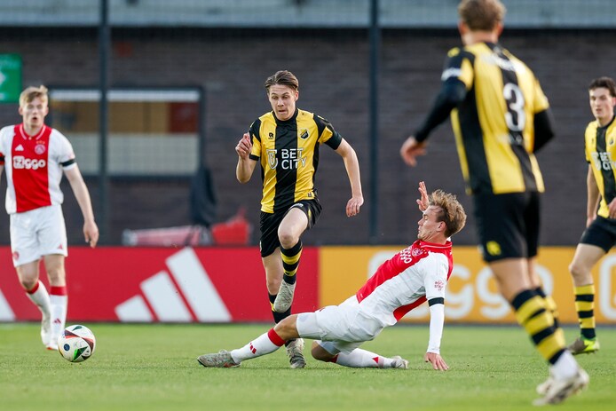 Vitesse knokt op De Toekomst: Huisman bezorgt hekkensluiter eerste ...