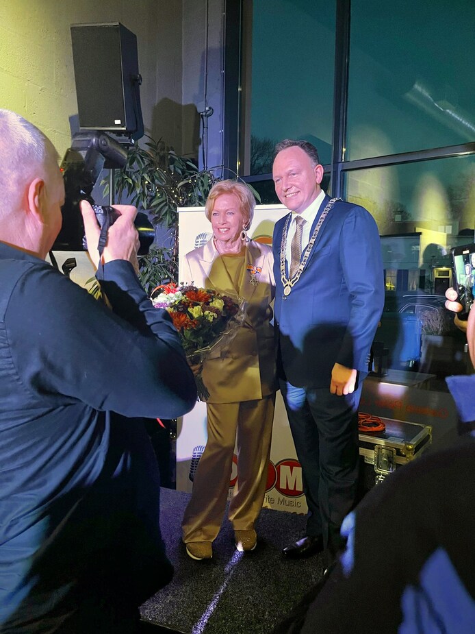 Showbizzveteraan Ria Valk geëerd met koninklijke onderscheiding ...