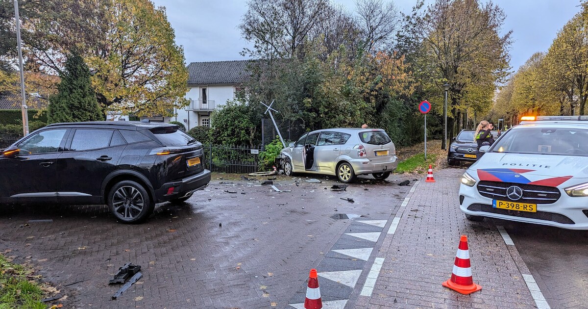 Aanrijding op kruispunt in Tiel: schade aan auto’s en verkeerspaal | 112 nieuws Tiel | De ...