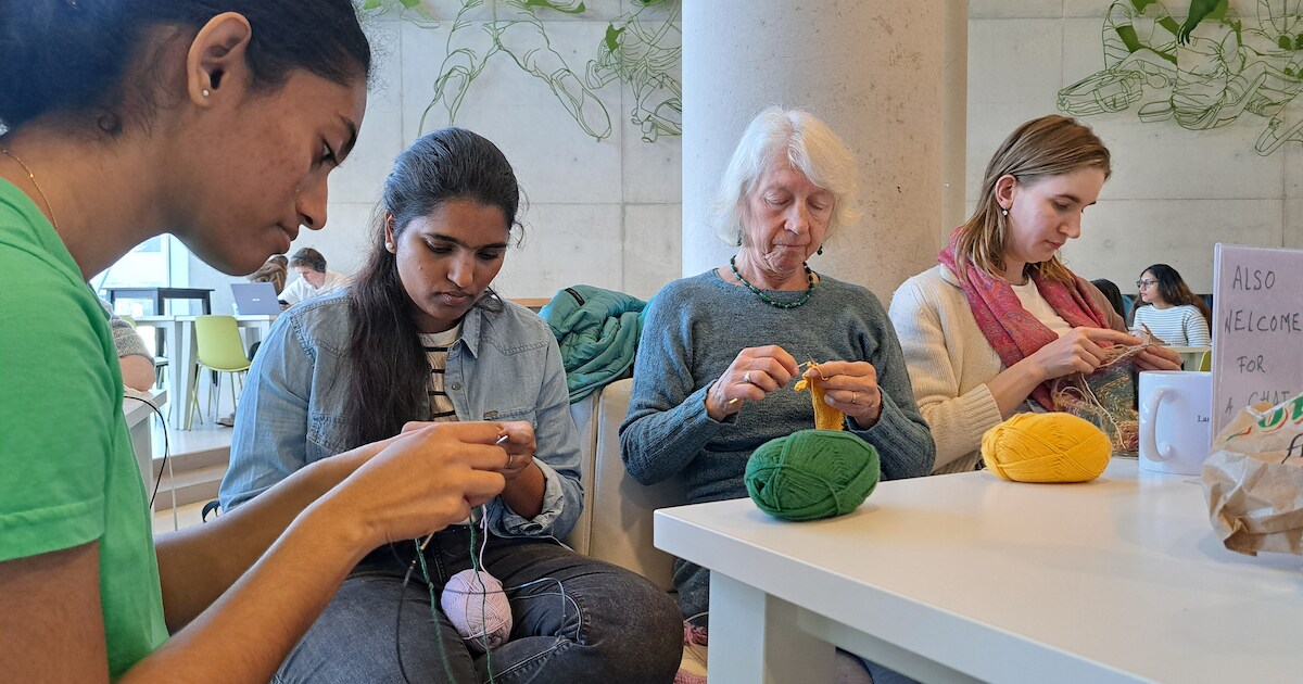 Oud studentendecaan Ruur is terug met breicafé op universiteit, maar ...