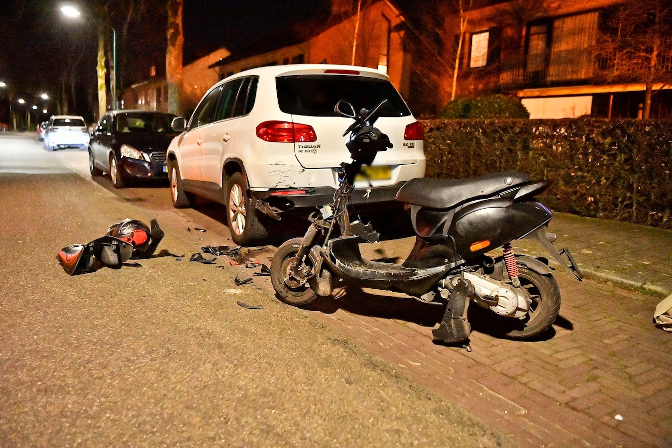 Scooterrijder botst tegen geparkeerde auto in Waalre, gewonde ...
