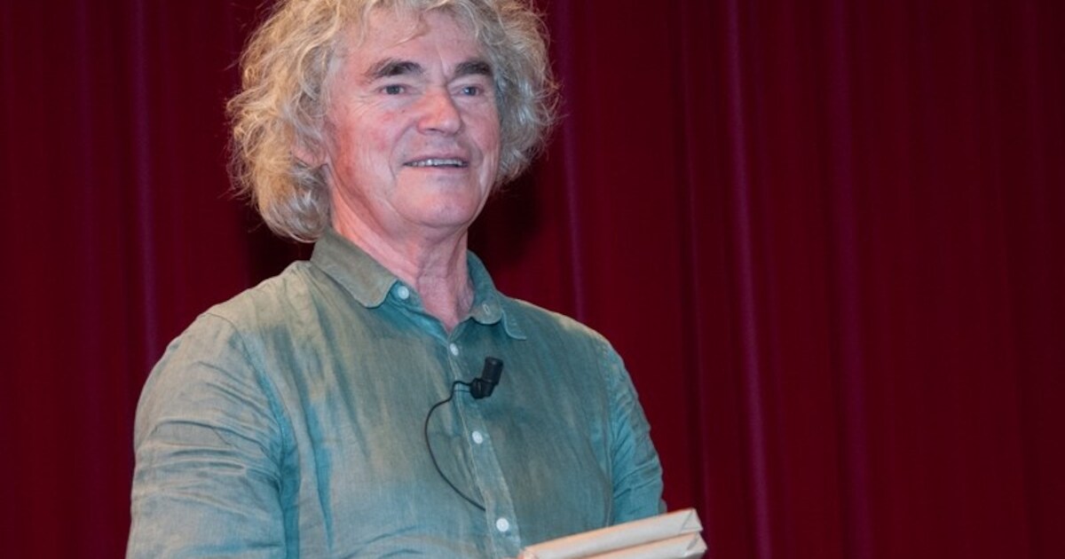 Hans Keuper maakt muziek tijdens streektaalproject Wiesneus ...