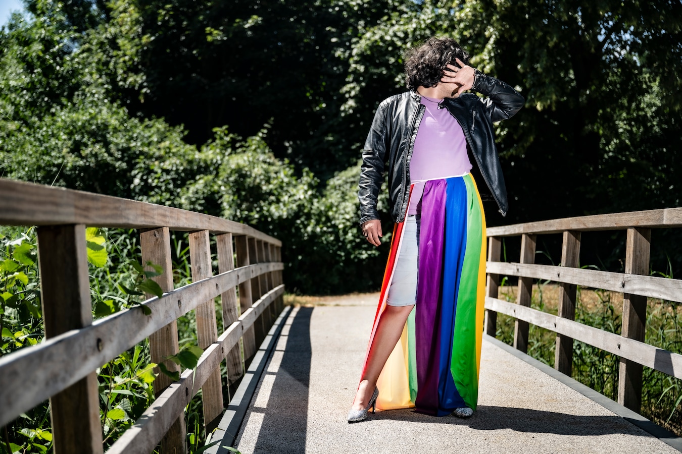 Aangevallen dragqueen Ryan (19) zwaar emotioneel na seksueel geweld ...