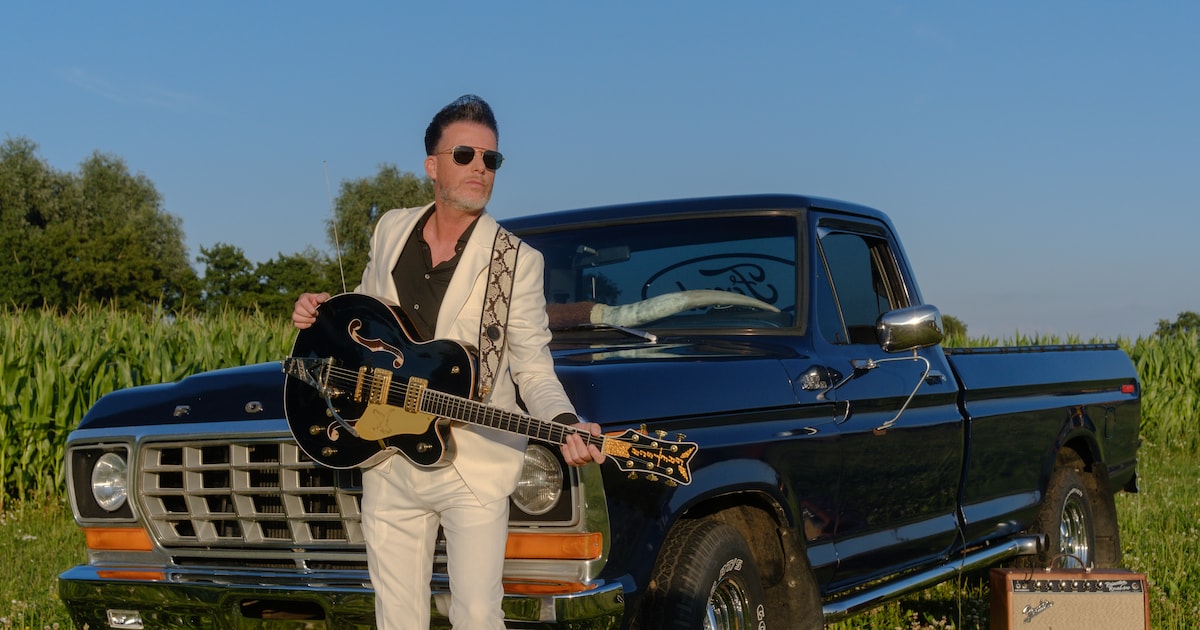 Zanger en gitarist William Smulders geeft een concert in café ...