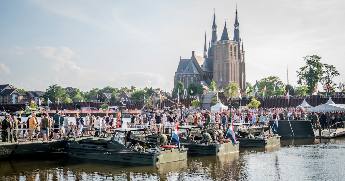 Pontonbrug Cuijk ligt klaar als vanouds, al lopen er vrijdag minder ...