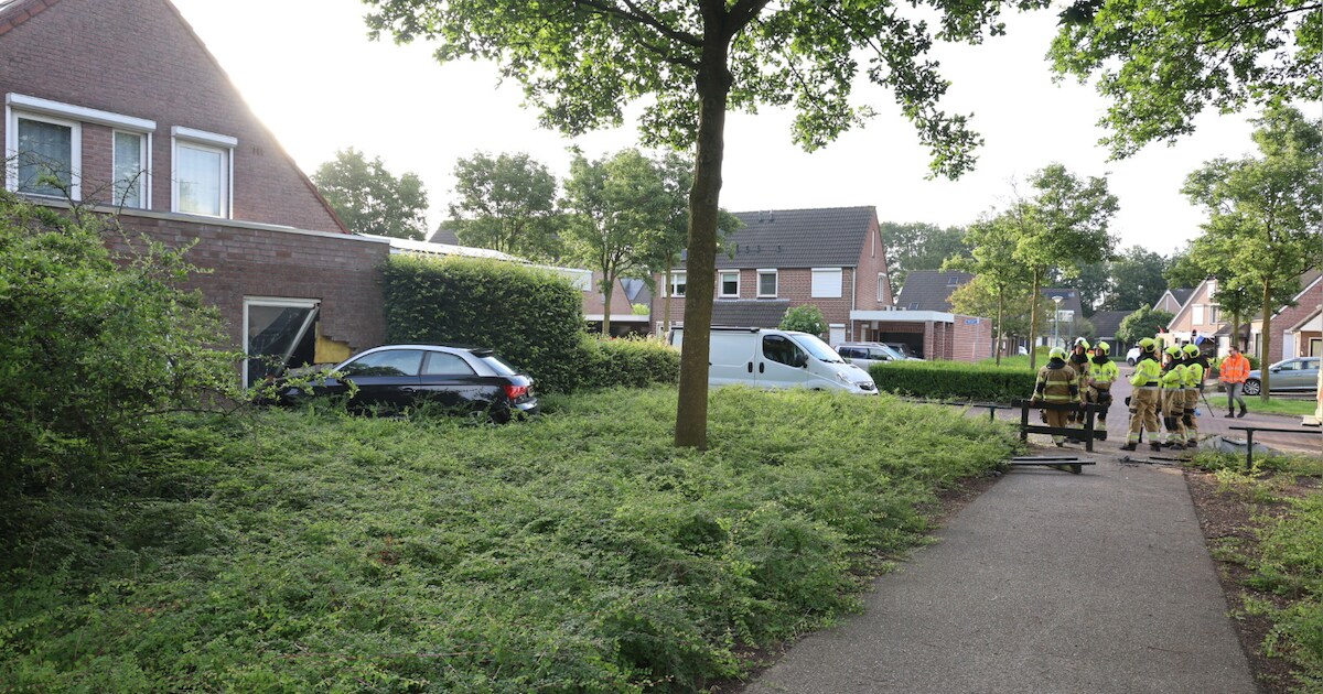 Auto schiet van de weg in woonwijk, buurt zit zonder internet | Regio ...