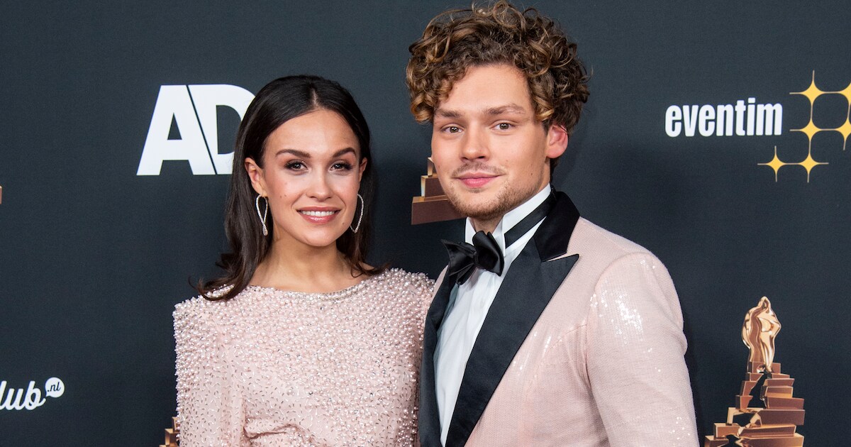 Acteur Soy Kroon draagt zonder gêne diepe V-halzen tot net boven z’n ...