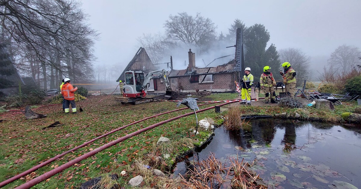 Brand legt woning volledig in de as, bewoners kunnen zich op tijd in ...