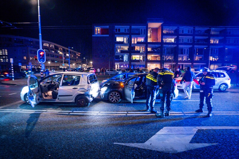Wilde achtervolging door Arnhem: verdachte komt weg na crash | Regio ...