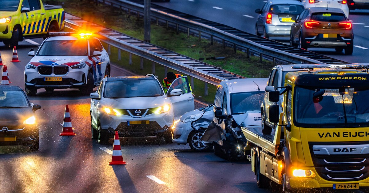 Vijf automobilisten botsen in ochtendspits op A73 bij Beuningen | Regio ...