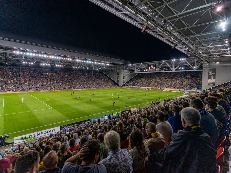 Vitesse dit jaar nog niet in Nederlandse handen, belangrijke keuzes op ...