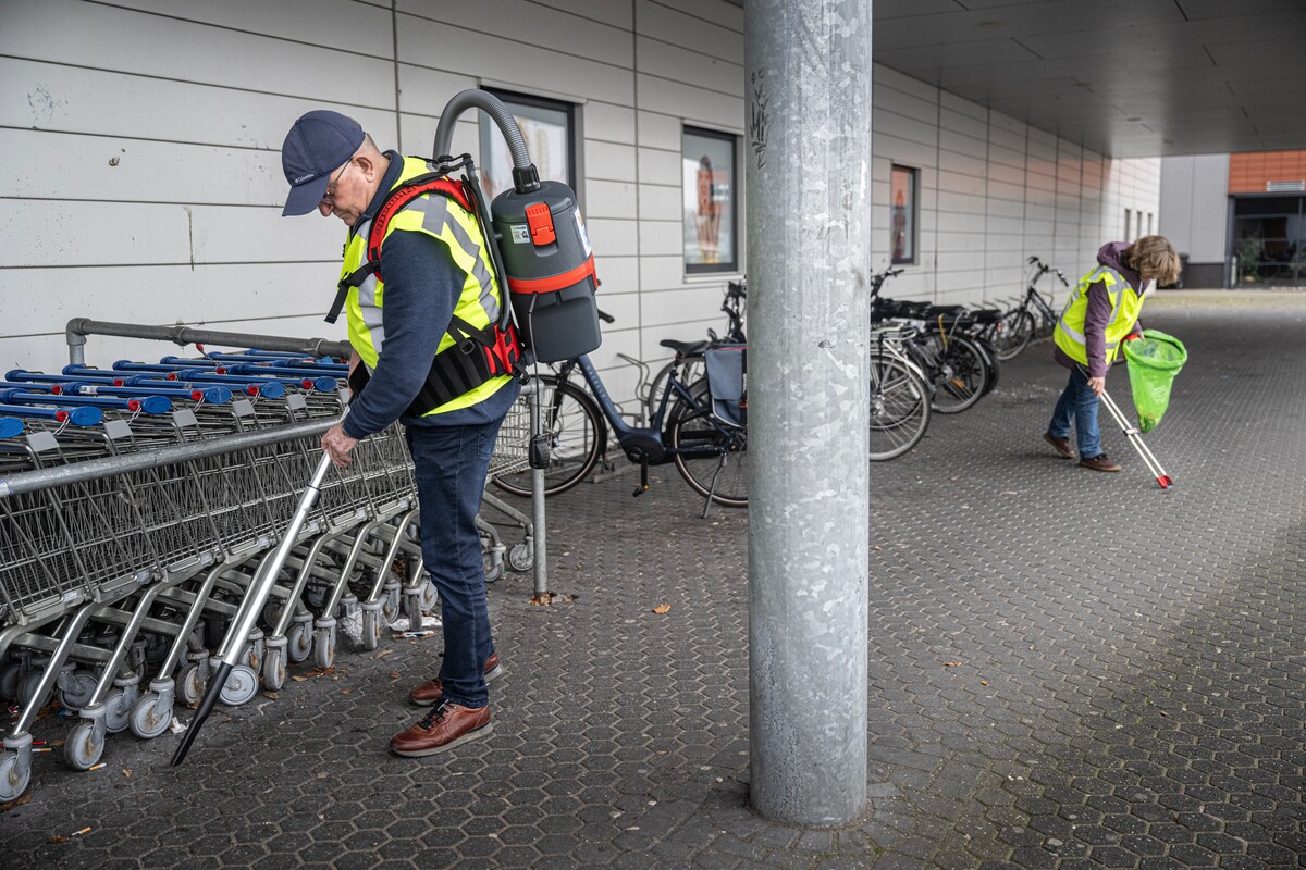 Bewapend met een zuiger op zijn rug, jaagt Lambert op peuken in zijn ...