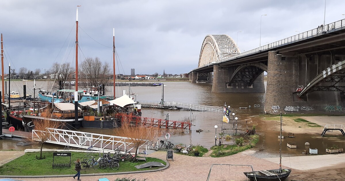 Overvolle rivier, Waal en Maas gaan nog stijgen: Spannend of Waalkade ...