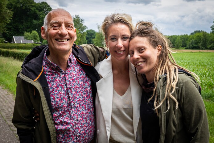 ‘Doei mam, tot straks!’. Even later ligt Ellen (40) met een ...