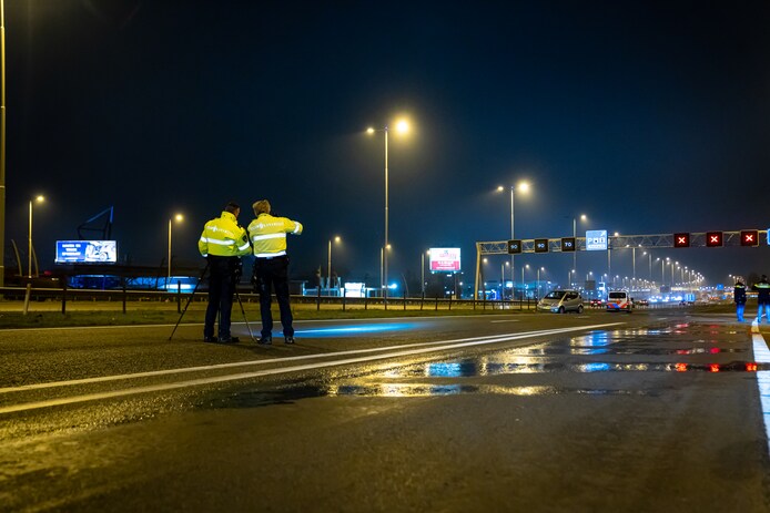 Motoragent bijna aangereden op snelweg en schiet gericht op ...
