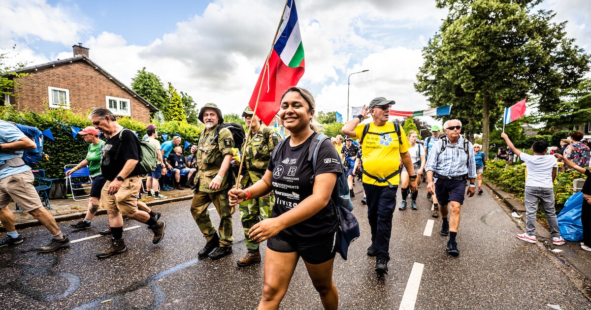 Estelle loopt voor boeken en laptops voor school op Molukken: ‘Meedoen aan de Vierdaagse is een ...