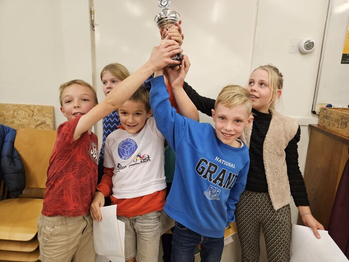 Jeugdige damkampioenen in Bennekom en hoornaarsnest verwijderd in ...