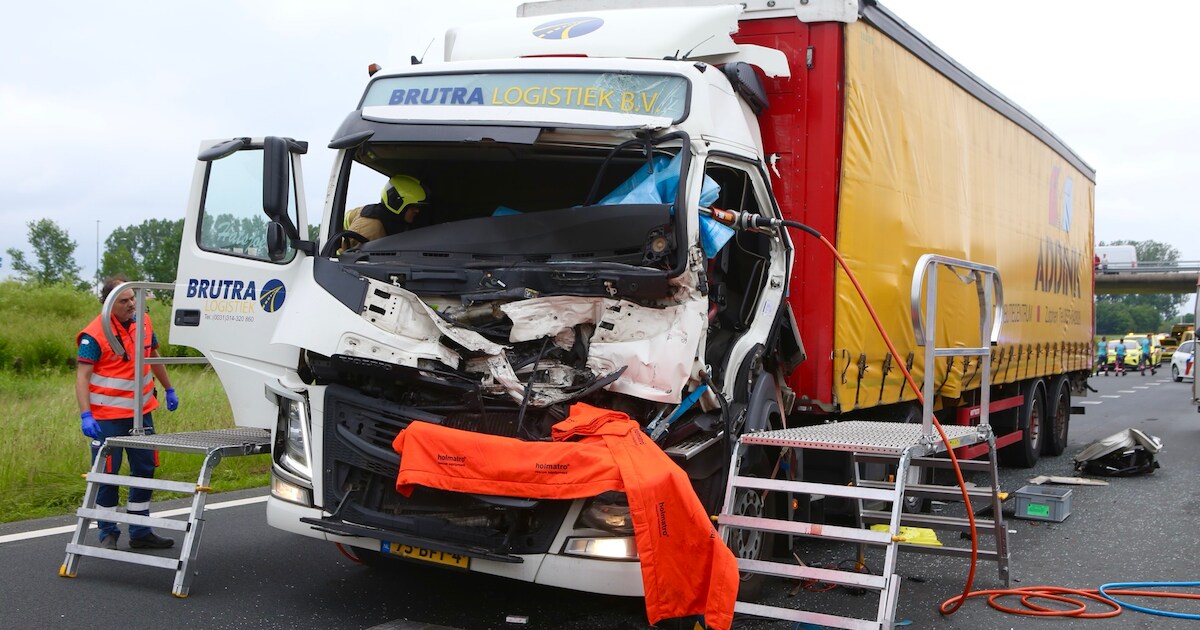 A50 dicht door botsing tussen twee vrachtwagens: brandweer haalt met veel moeite beknelde ...