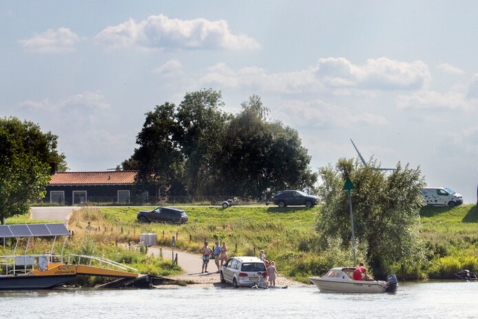 Buren is er klaar mee: blokkades en controles aan de oever om ‘illegale ...