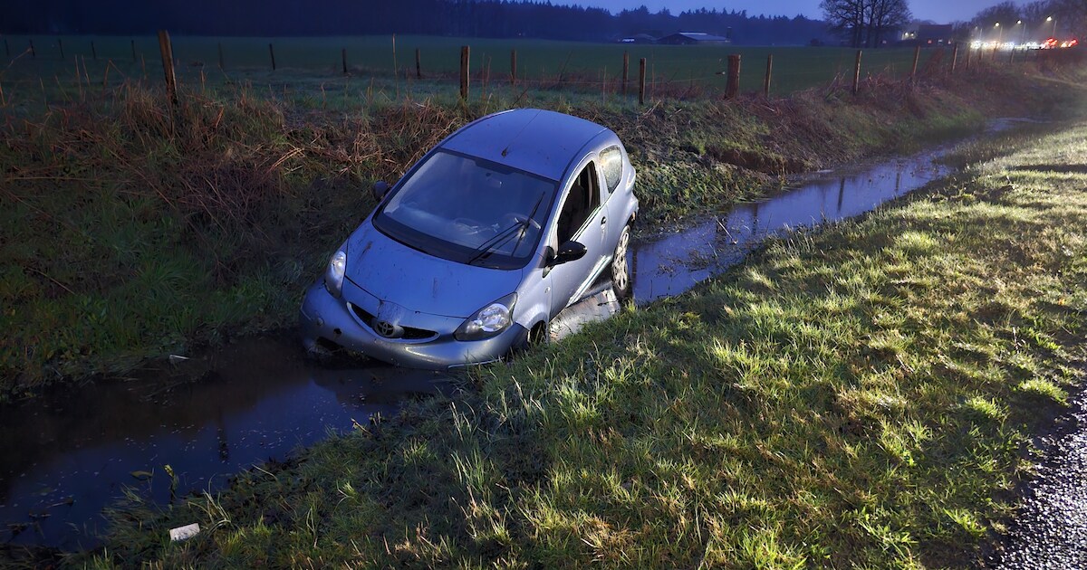 Vrouw verliest macht over het stuur en belandt met de auto in de sloot | Rhenen | gelderlander.nl