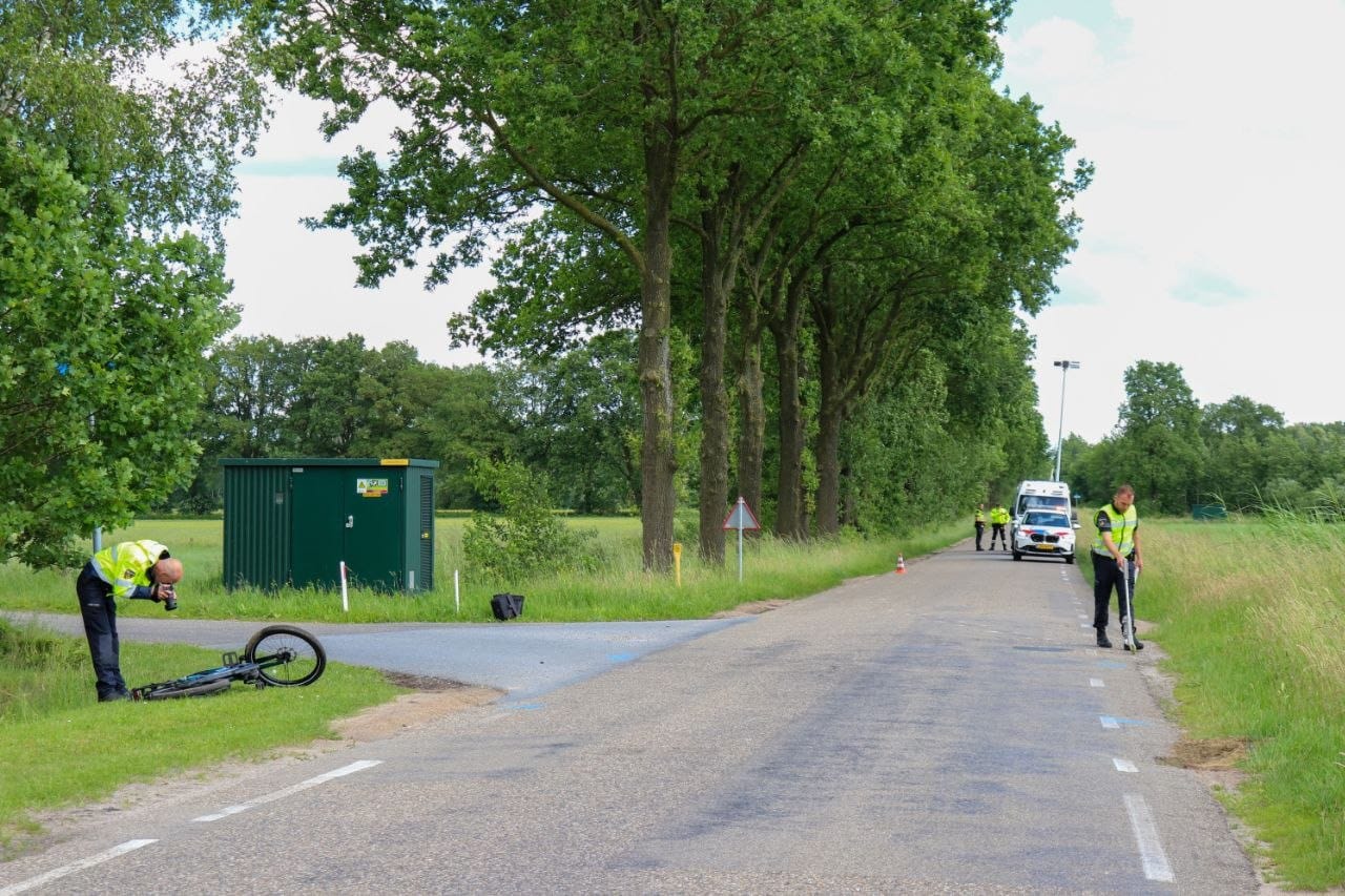 Auto belandt in sloot na aanrijding met fietser in Enschede, FO doet ...