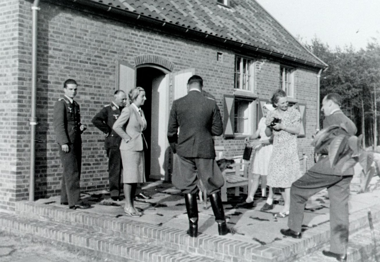 Rijk restaureert vijf ‘nepboerderijen’ op voormalig oorlogsvliegveld ...