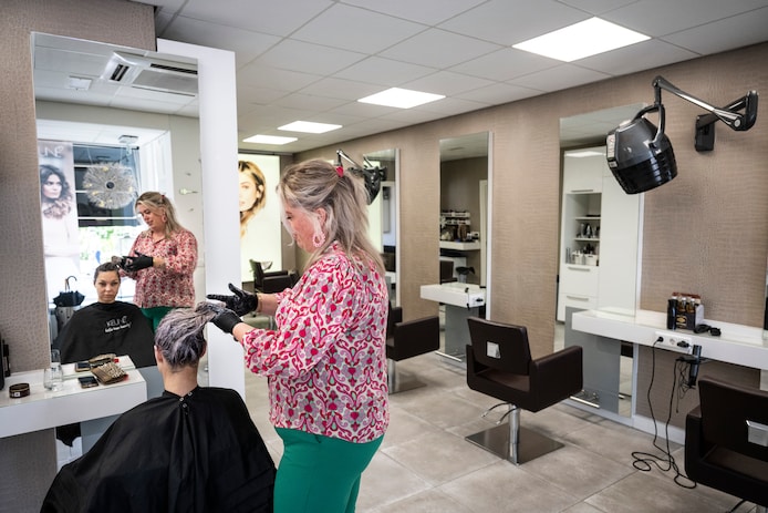 Kapperszaak met handen in het haar: klanten genoeg, maar wie wil er nog ...