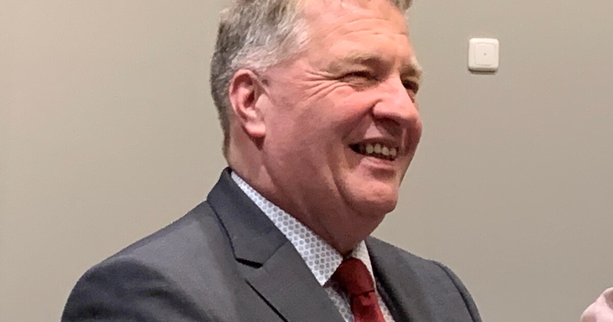 Erepenning voor Adrie Bragt bij vertrek uit politiek Zaltbommel | West Betuwe | gelderlander.nl