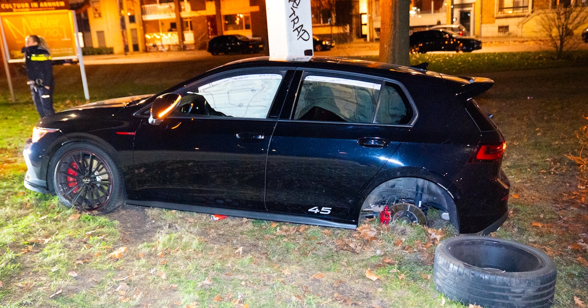 Automobilist ramt verkeerspaal in Arnhem en verliest wiel | 112 nieuws ...