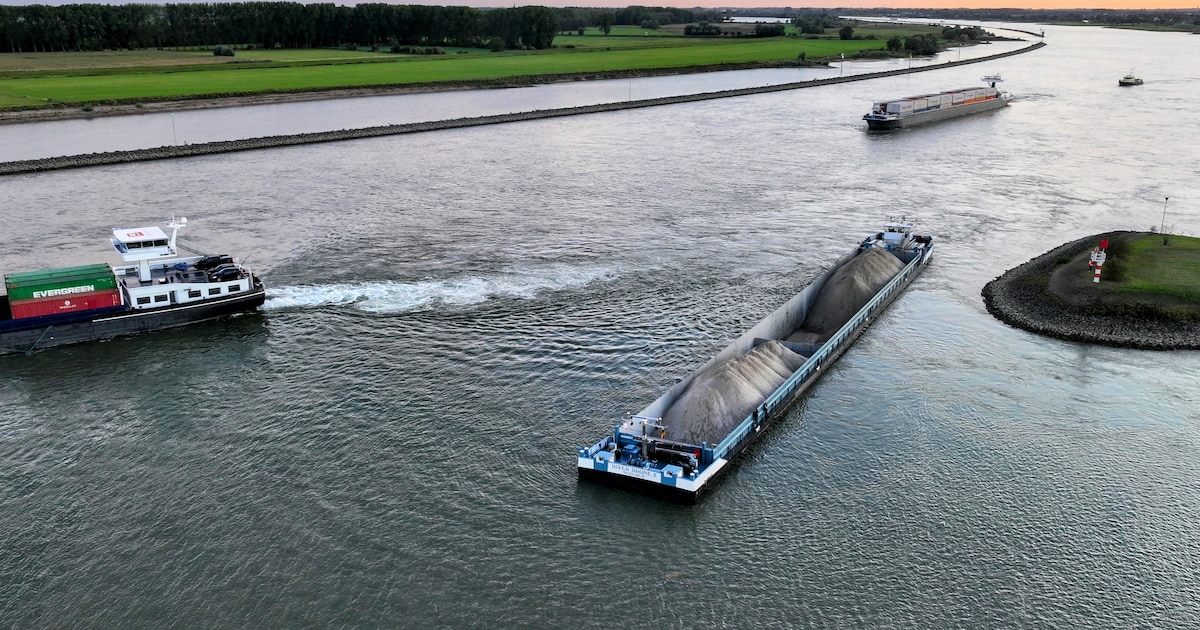 Schip vastgelopen op de Waal bij Tiel, pogingen om duwbak los te ...