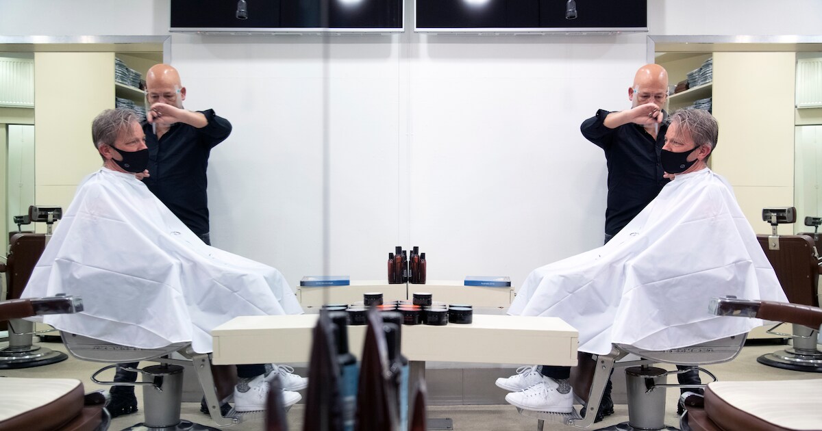 Knippen mag weer, Geert is de eerste klant bij zijn kapper Theo: ‘Dat ...